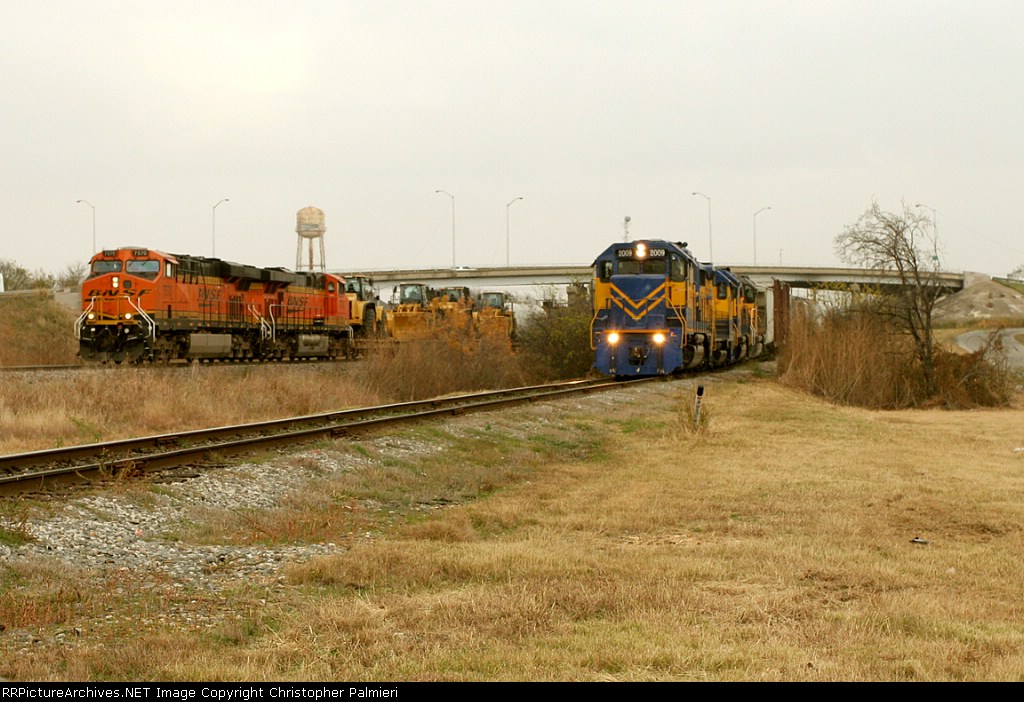 BNSF 7570 and FWWR 2009